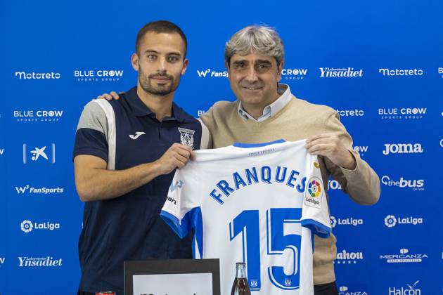 CD Leganes new player Enric Franquesa with the General Manager Txema ...