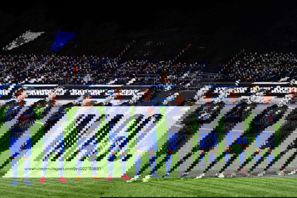 IFK Göteborgs players honor the late Viktor Akesson and Andreas Claesson before the football