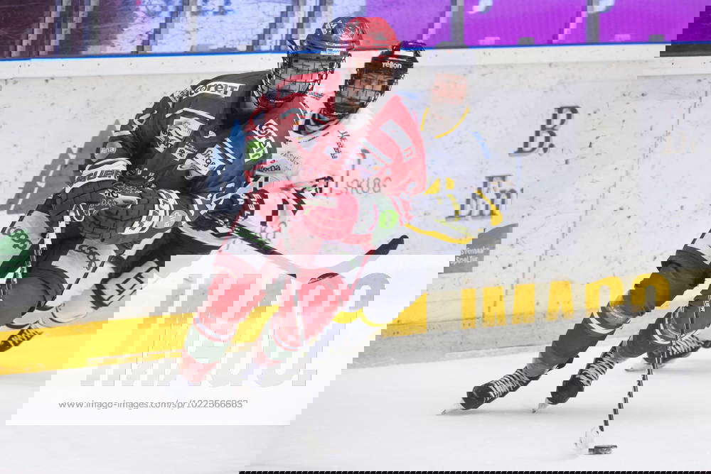 Modos Vendula Pribylova and HV71s Sanni Hakala during the SDHL ice hockey match between Modo and