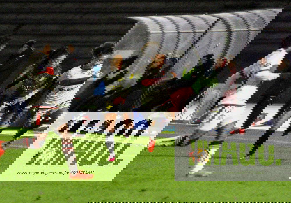 Airine Fontaine (Fleury), Ashley Lawrens (PSG) FOOTBALL : FC Fleury 91 ...