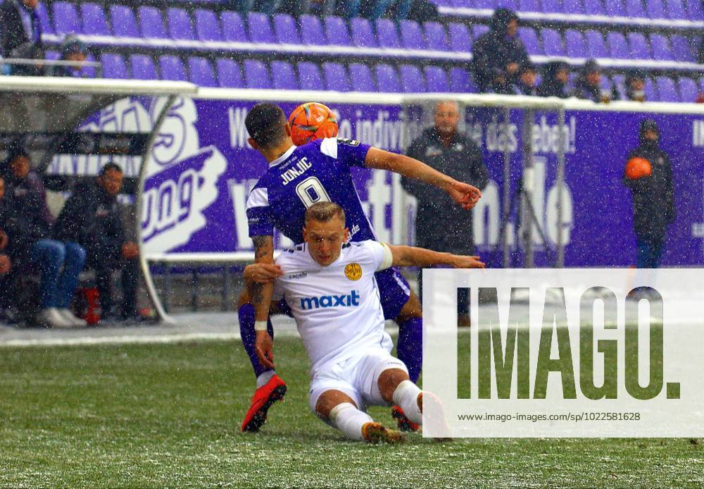 Benedikt Kirsch Bayreuth, in front in a duel with Antonio Jonjic Aue ...