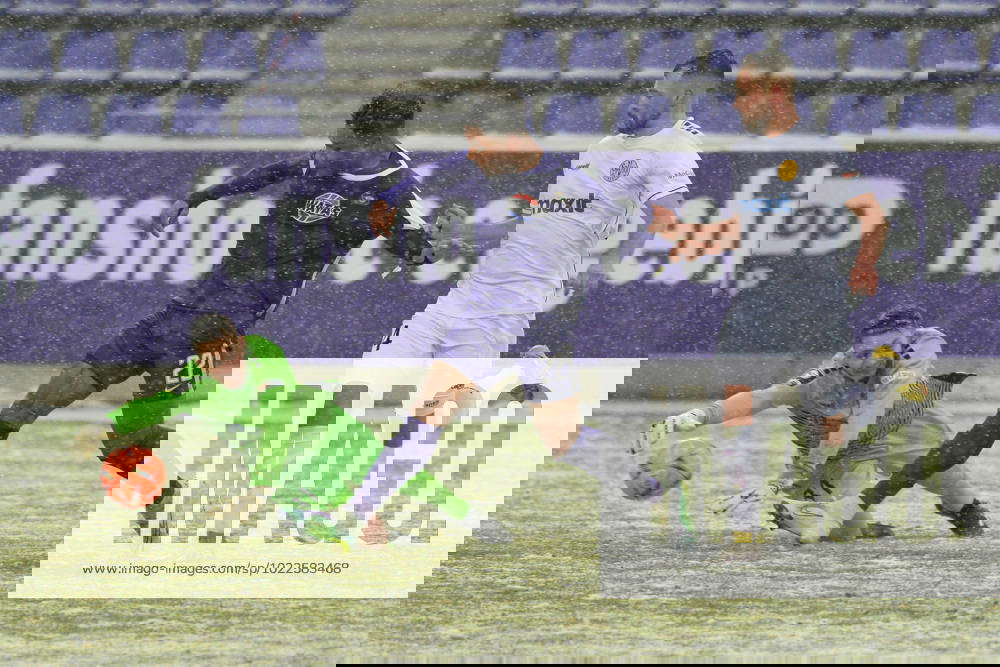 Paul-Philipp Besong (FC Erzgebirge Aue) Mitte, erzielt das 3:0 ...