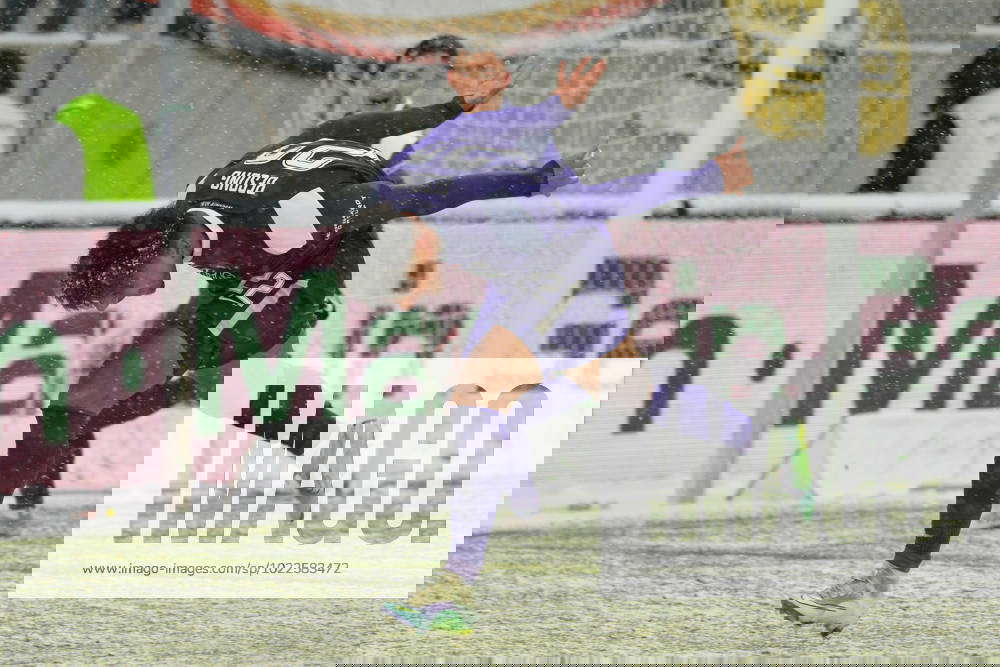 Paul Philipp Besong FC Erzgebirge Aue in front, scores the 3 0 and ...