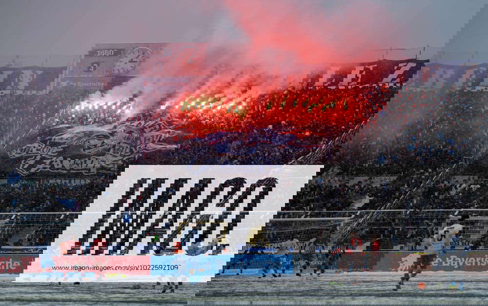 Fans des TSV 1860 München zünden Bengalos, Bengalo, Bengalos, Feuerwerk ...