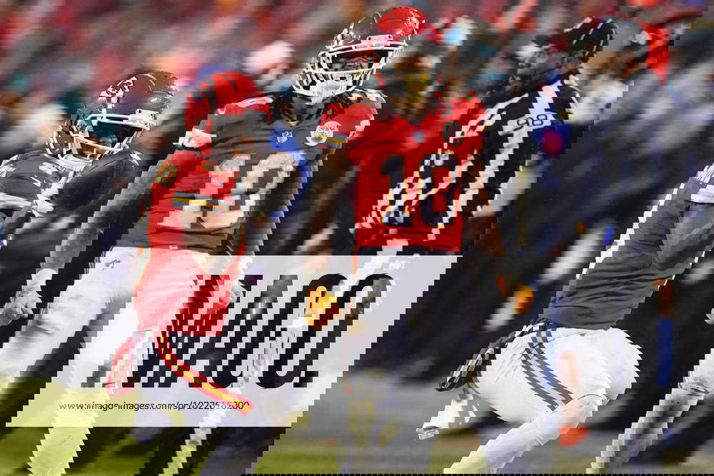 Kansas City Chiefs wide receiver JuJu Smith-Schuster (9) and running ...