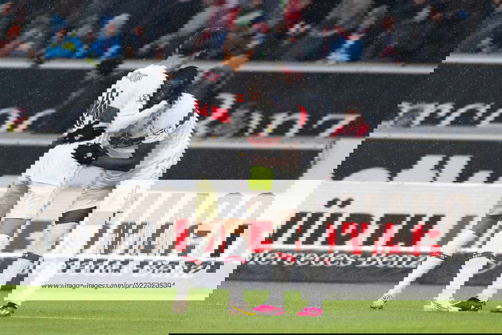 Tor zum 1:0 durch Serhou Guirassy (VfB Stuttgart, 09) jubel mit Hiroki Ito (VfB Stuttgart, 21), VfB