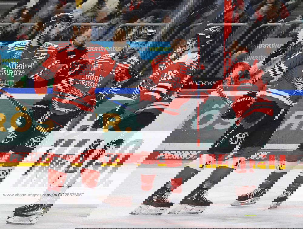 Cheering after the 8 1, David Mcintyre Koeln 26 Koelner Haie vs ...