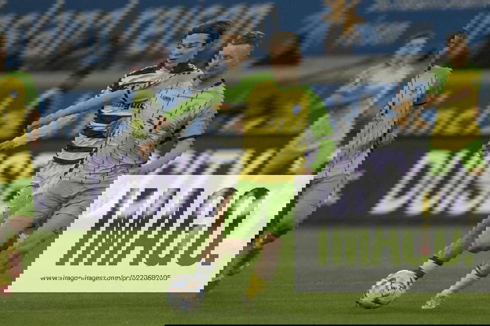 v. li. im Zweikampf Caspar Jander ( 18, MSV Duisburg) Dominik ...