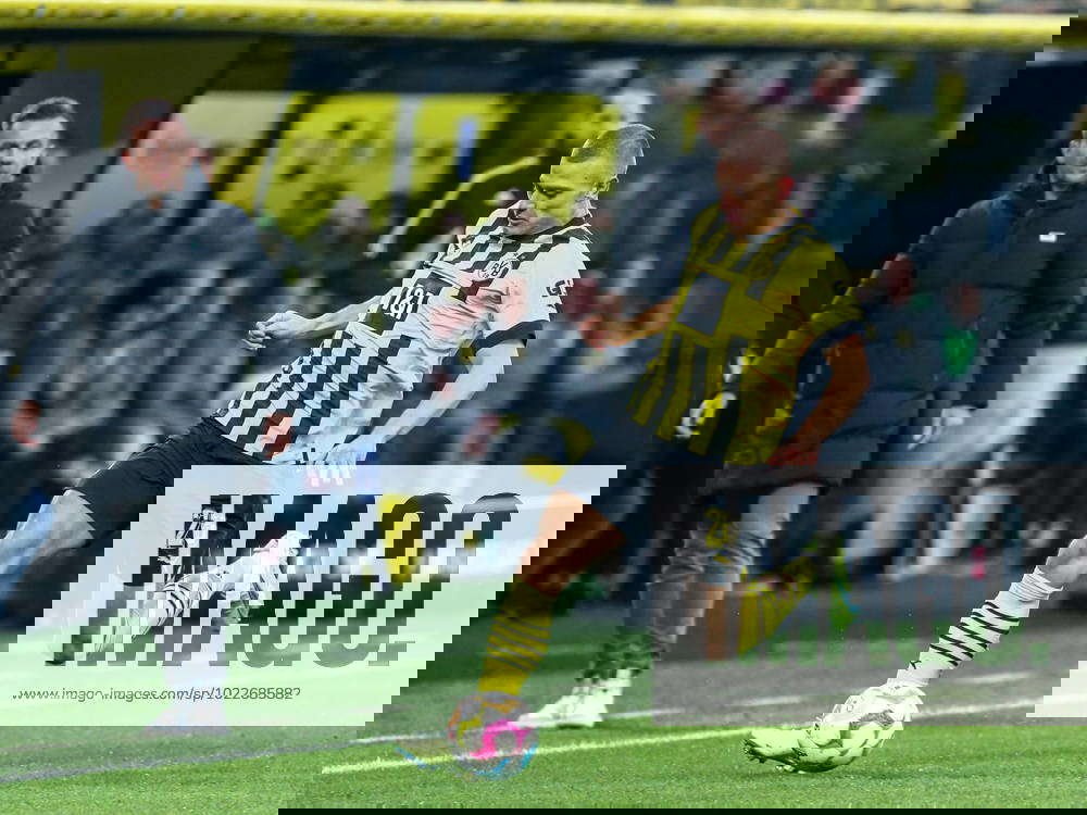 Julian Ryerson Borussia Dortmund BVB, 26 on the ball, in action ...