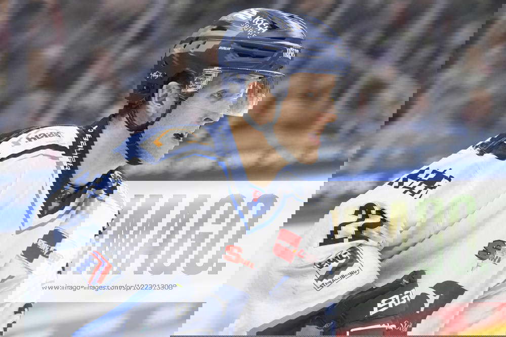 Mike Connolly (Straubing Tigers, 22), konzentriert, aufmerksam ...