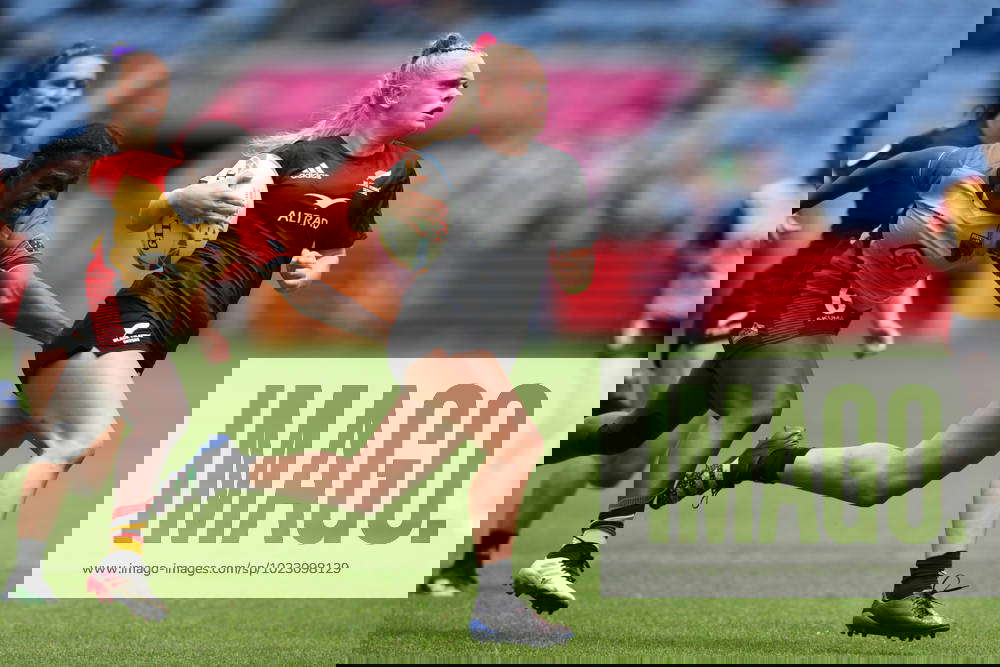 RUGBY SYDNEY SEVENS, Jorja Miller of New Zealand runs in to score ...