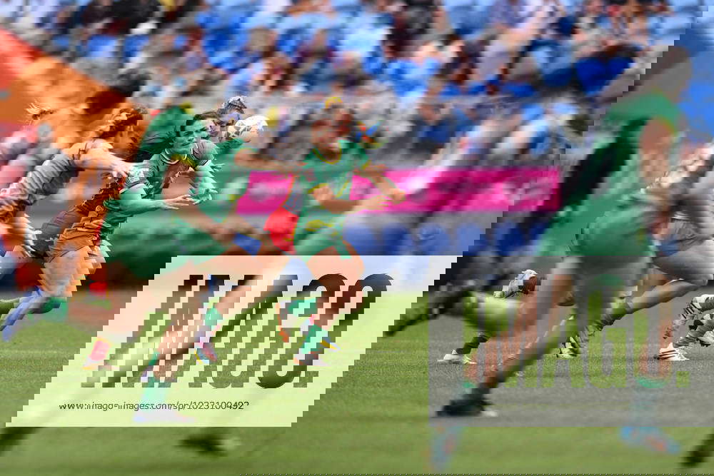 RUGBY SYDNEY SEVENS, Lucy Mulhall of Ireland passes the ball during the ...