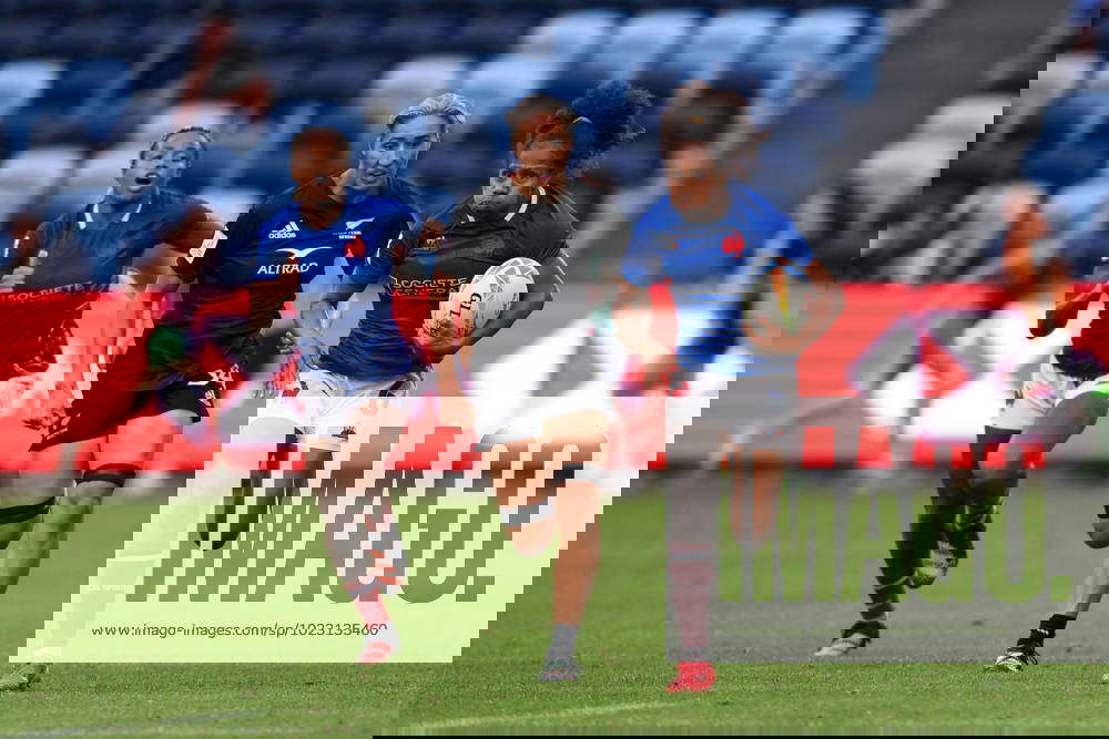 RUGBY SYDNEY SEVENS, Yolaine Yengo of France runs the ball during the ...