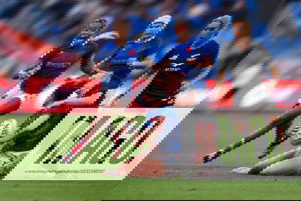 RUGBY SYDNEY SEVENS, Carla Neisen of France passes the ball during the ...