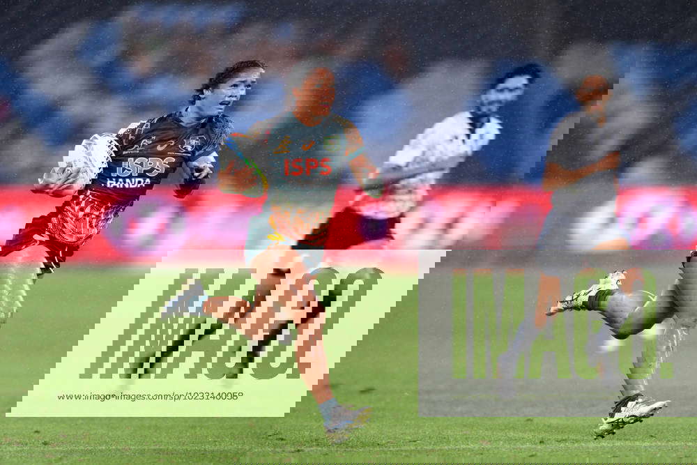 RUGBY SYDNEY SEVENS, Faith Nathan of Australia runs to score a try ...