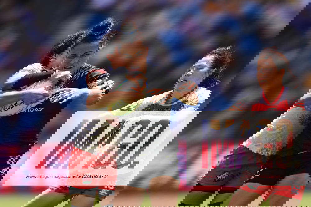 RUGBY SYDNEY SEVENS, Theresa Fitzpatrick of New Zealand is tackled ...