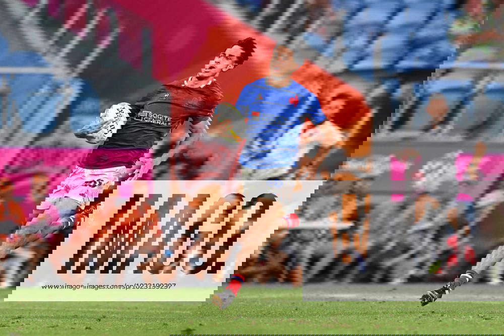 RUGBY SYDNEY SEVENS, Theo Forner of France runs in to score during the ...