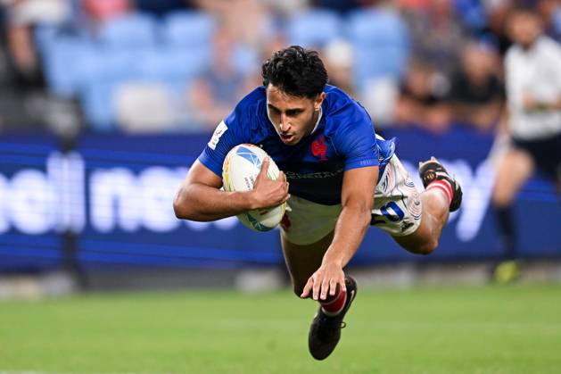 RUGBY SYDNEY SEVENS, Theo Forner of France runs in to score during the ...