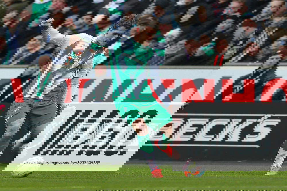 v li Jens Stage SV Werder Bremen, 6 on the ball, crop, single image ...