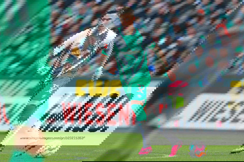 v li Marco Friedl SV Werder Bremen, 32 on the ball, single image, full ...