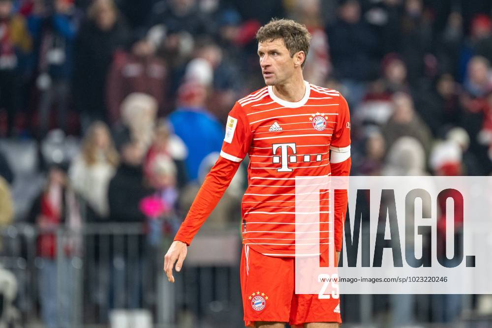 Thomas Mueller 25 FC Bayern Muenchen looks to its fans, FC Bayern ...