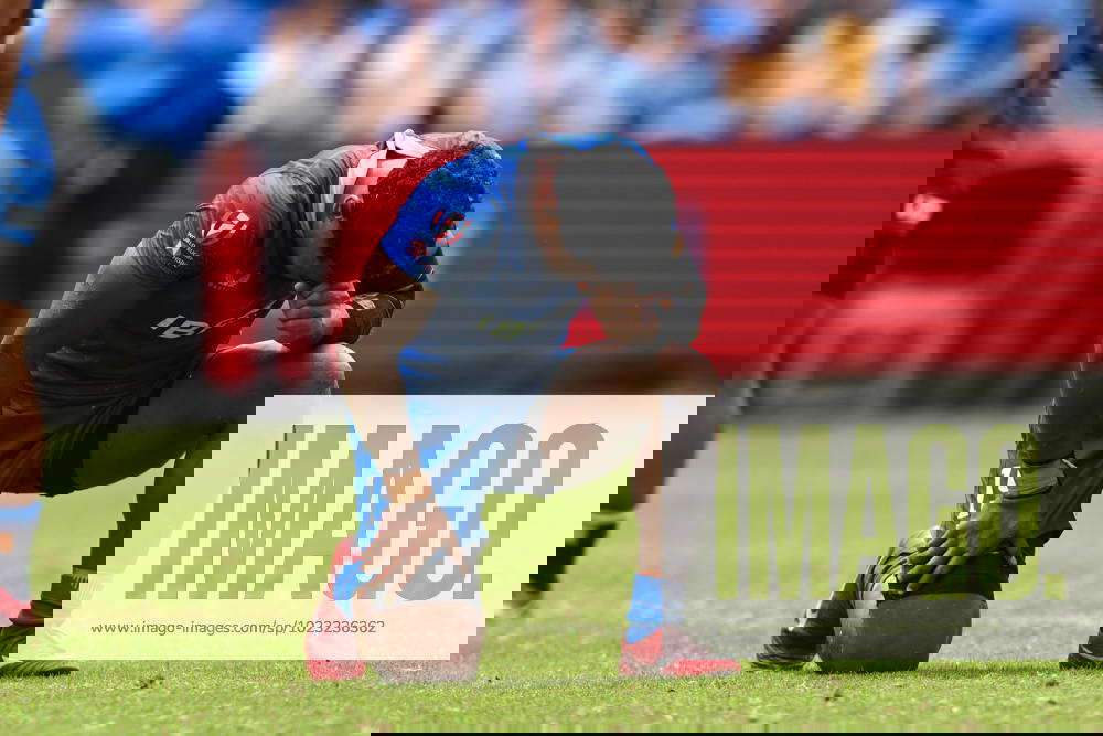 RUGBY SYDNEY SEVENS, Faafoi Falaniko of Samoa goes down on one knee ...