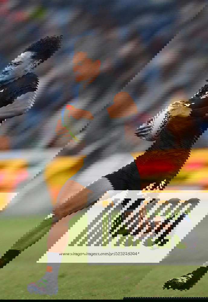 RUGBY SYDNEY SEVENS, Roderick Solo of New Zealand breaks away to score ...