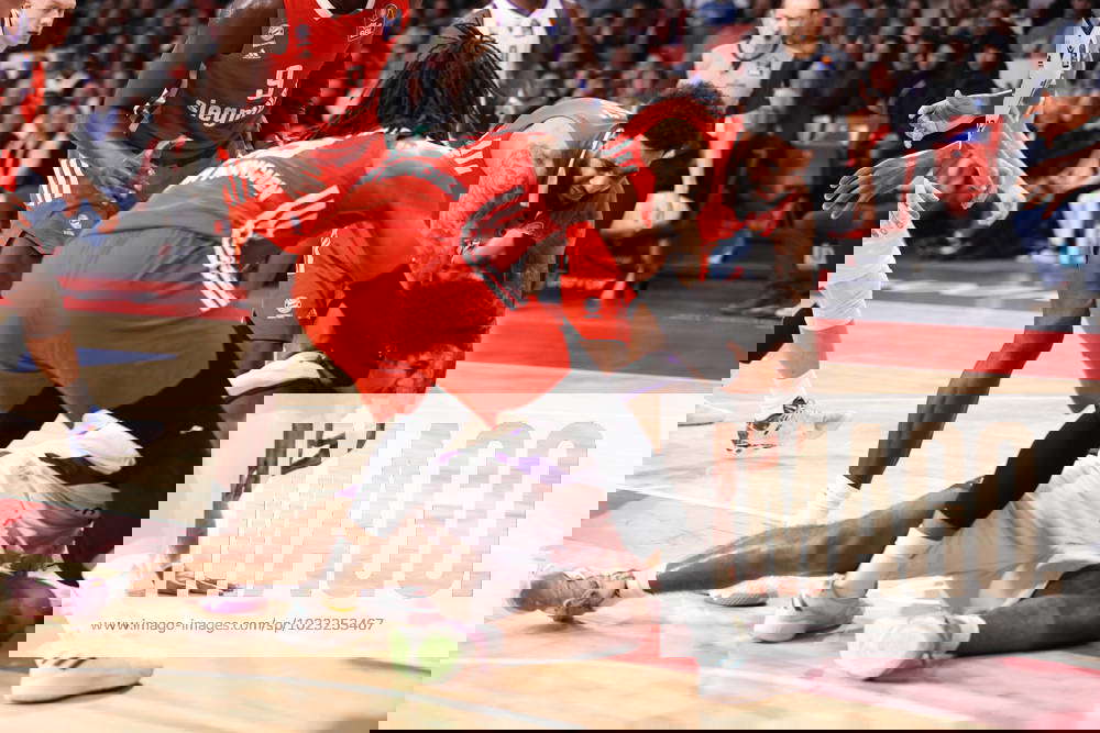 Mark Smith BG Goettingen, 13 claims the ball against Freddie Gillespie ...