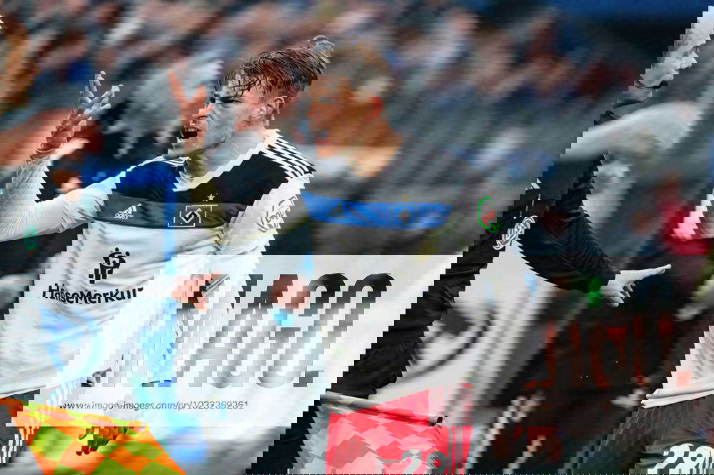 Miro Muheim Hamburger SV 28 discusses with the line referee Hamburger ...