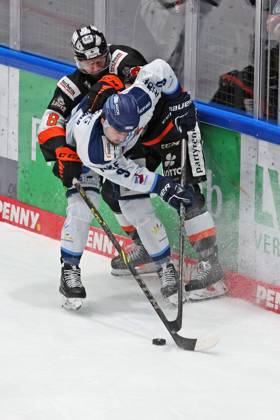 Nathan Burns Löwen Frankfurt, No 8 in duel against Stephan Daschner ...