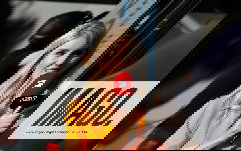 Lisa Hofmann GER Pro7 ran reporter speaks into microphone, FIA Formula ...