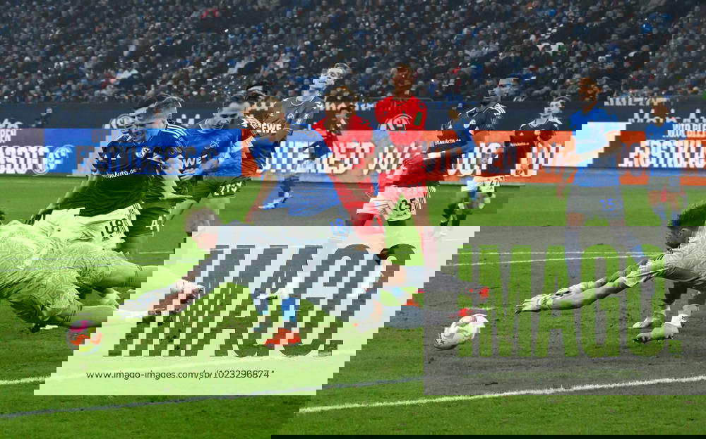 Parade of goalkeeper Ralf Fährmann Schalke 04 29 01 2023, football GER ...