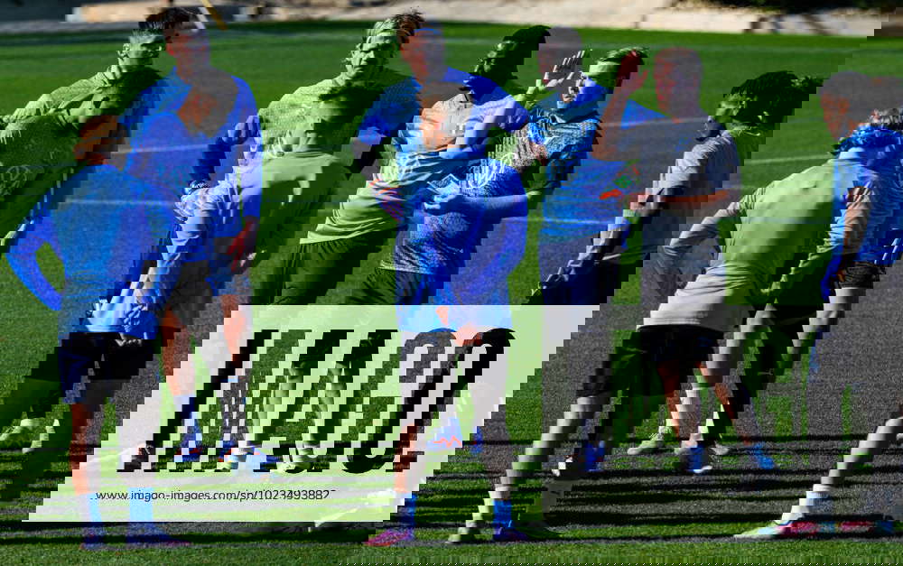 230201 Assisterande tränare Theodor Olsson haller en samling under en ...