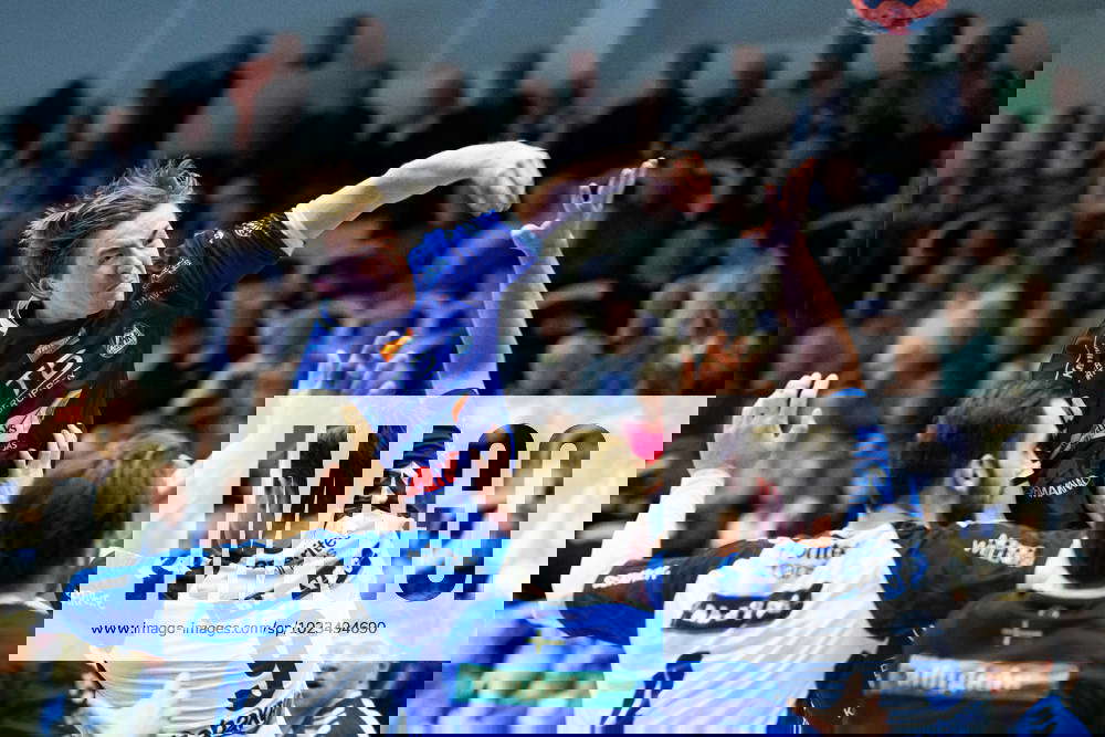 Alingsas Jonathan Sandberg in a fight with Redbergslids Mario Lipovac ...