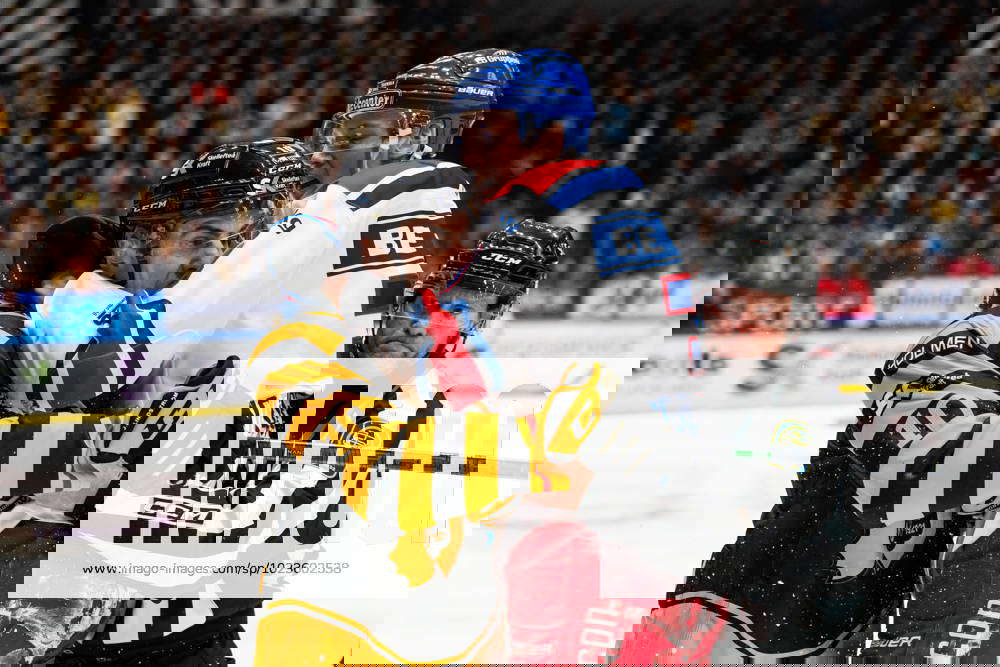 Skellefteas Joakim Lindström and Oskarshamns William Worge Kreü during the ice hockey match in the