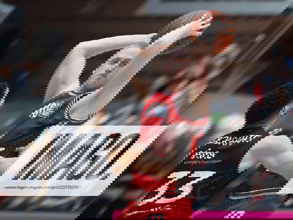 v li Dominic Lockhart NINERS Chemnitz, 33 and Collin Welp Wuerzburg Baskets