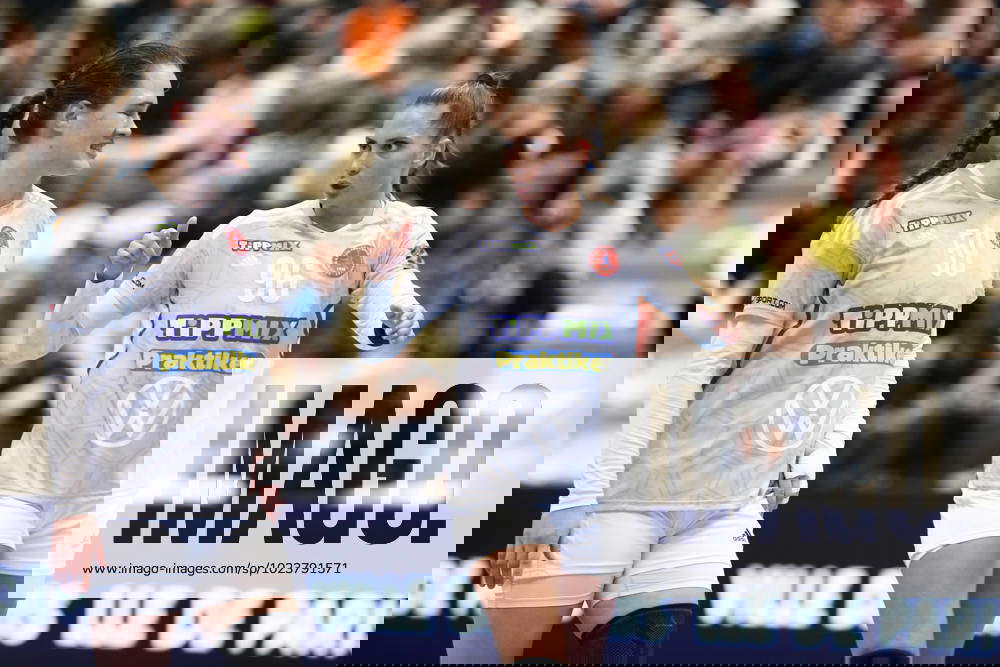 Csenge Kuczora (Praktiker Vac) Fanny Helembai (Praktiker Vac) HANDBALL ...