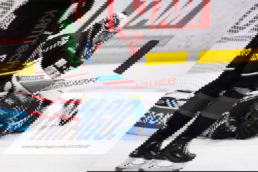 Örebros goalie Jhonas Enroth and Leksands Martin Karlsson during the SHL ice hockey match between