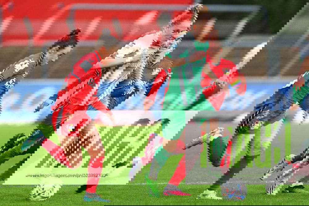 Lina Hausicke SV Werder Bremen, 18 under pressure from Lara Marti Bayer 04 Leverkusen, 30 GER