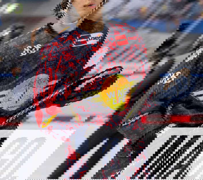 Julian Lutz EHC Red Bull Muenchen, 88 is happy about the victory after ...