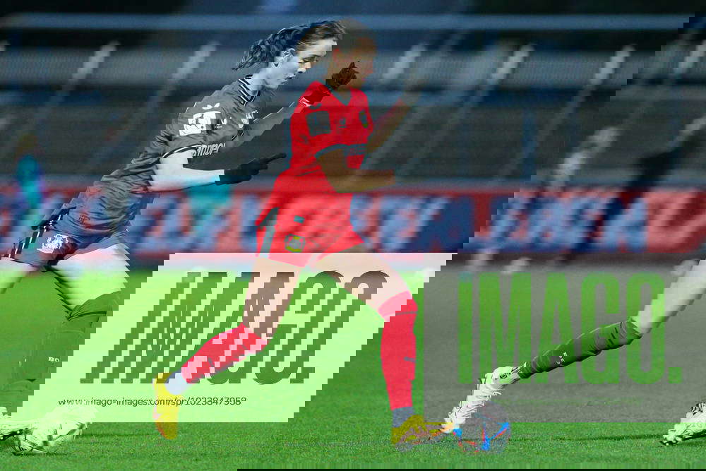 v.li.: Selina Ostermeier (Bayer 04 Leverkusen, 2) am Ball, Freisteller ...