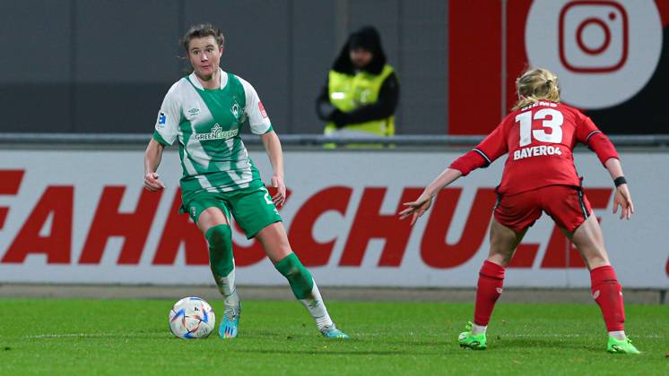 v li Chiara Hahn SV Werder Bremen, 21 and Caroline Siems Bayer 04 ...