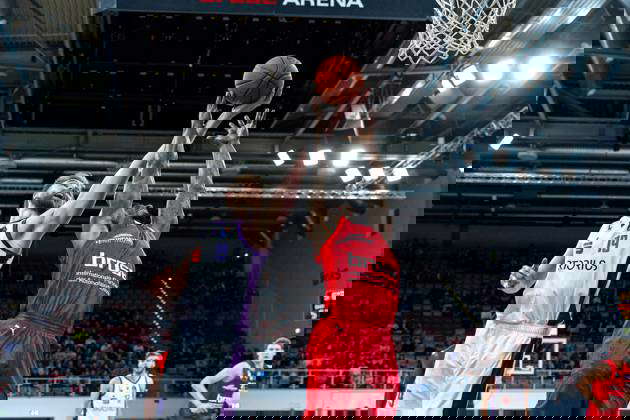 Till Pape BG Goettingen, 19 , Patrick Miller Brose Bamberg, 01 , Brose ...