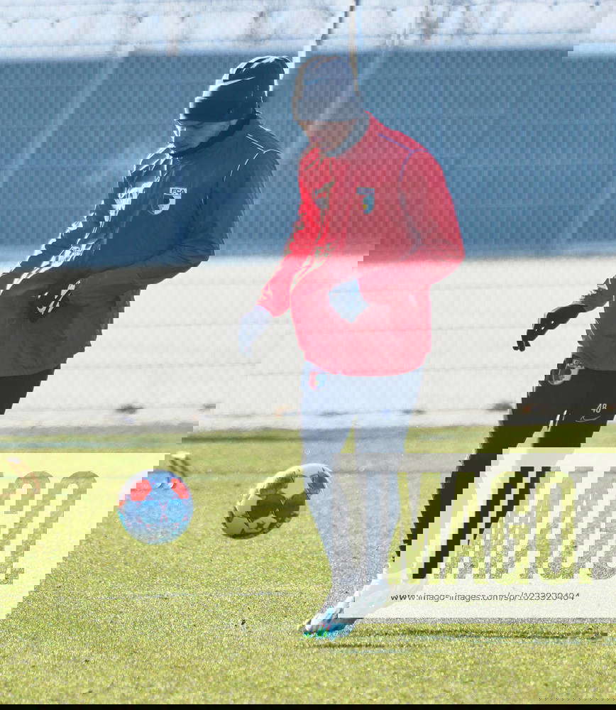 Irvin Cardona FC Augsburg 48 trains individually after injury FC ...