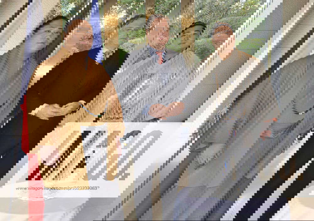 Sumo wrestlers visit Czech envoy to Japan Sumo wrestler brothers ...