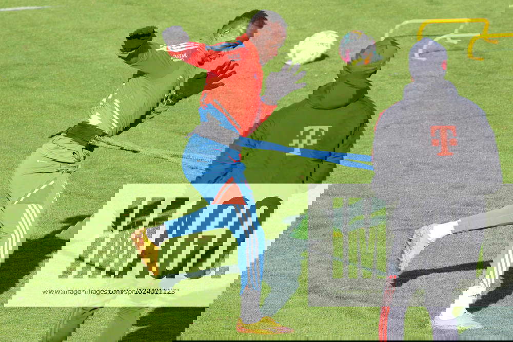 17 Sadio Mane and fitness coach Thomas Wilhelmi, rehab training ...