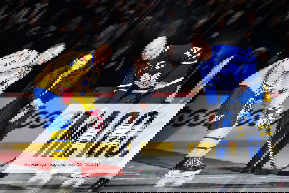 230211 Nicklas Lidström, Teresa Salming and Mats Sundin before the ice ...