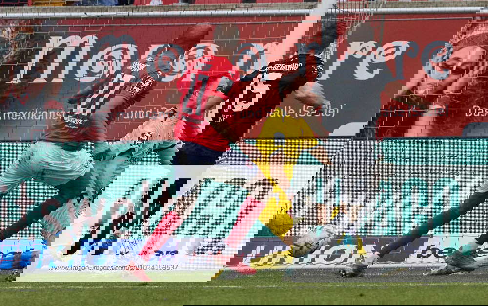 Lars Kehl SCF II, 15 on his goal to 1 3 against goalkeeper Felix ...