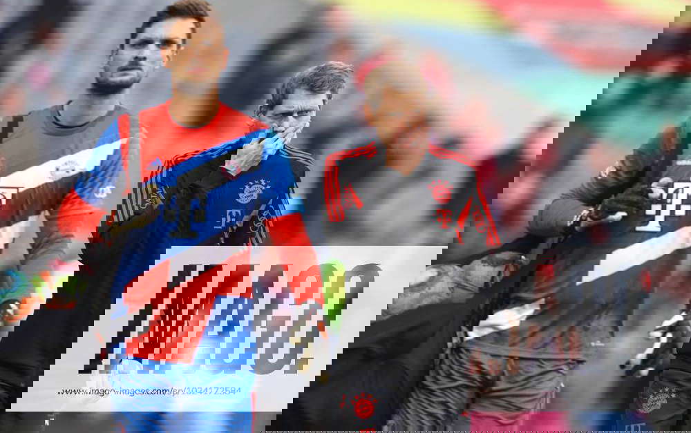 Bayerns 26 goalkeeper Sven ULREICH and Bayern goalkeeper coach Michael ...