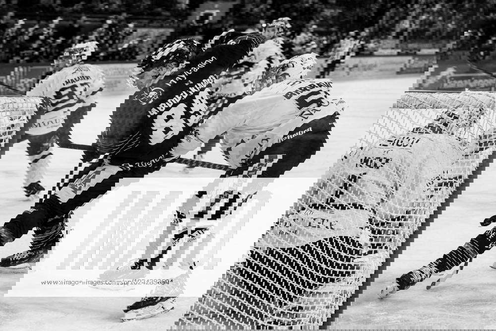 Justin Abdelkader 89 EV Zug tries to put the disc in the goal of ...